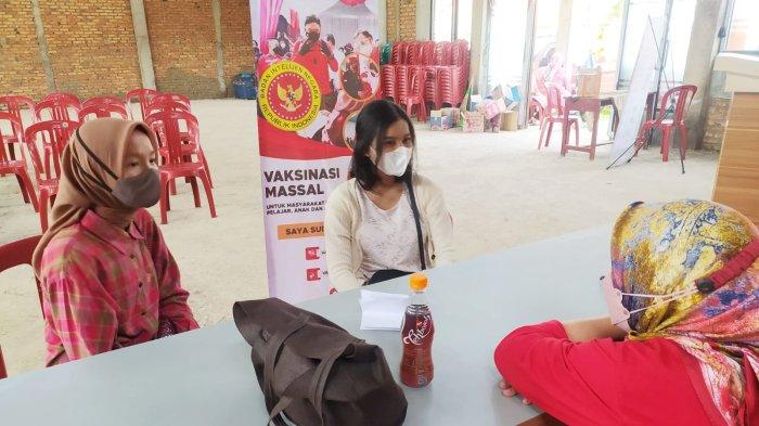 Warga Berbondong-Bondong Ikuti Vaksinasi Massal yang Digelar BIN RI di Wilayah Puskesmas ...