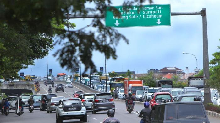 Detik-detik Gerombolan Motor Bacok Warga di Flyover Pasopati Bandung ...