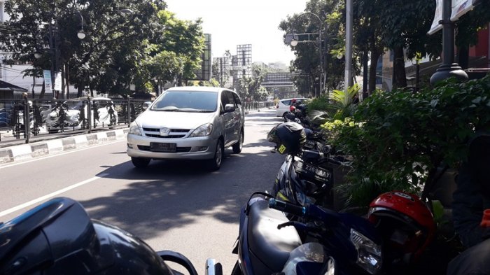 Ada Plang Dilarang Berhenti, Kendaraan Masih Parkir di Jalan Merdeka ...