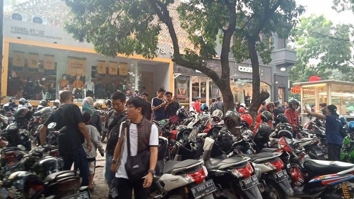Lebaran Tinggal Hitungan Jam, Jalan Trunojoyo Bandung Diserbu Milenial ...