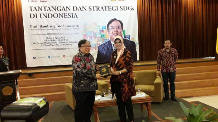 Jadi Pembicara di Unpad, Menteri PPN Dapat Kenang-kenangan Jam dan ...