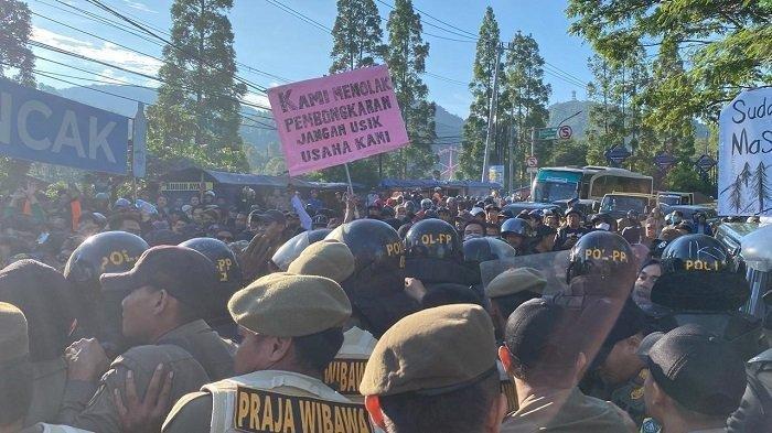 Puncak Bogor Kembali Dipenuhi Pedagang Kaki Lima, Bey Ingatkan Lama-lama Mereka Akan Merasa ...