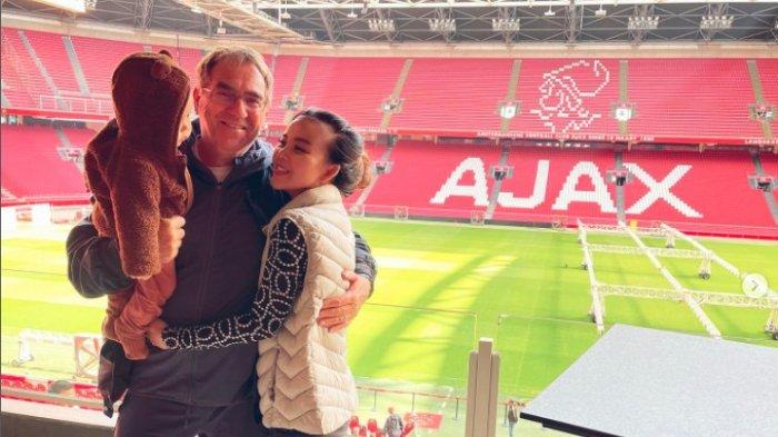 SOSOK Istri Cantik Pelatih Persib Robert Alberts Ingin Sang Putra Bisa ...