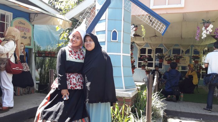 Yuk Berswafoto Mengenakan Klederdracht, Pakaian Tradisional Belanda ...