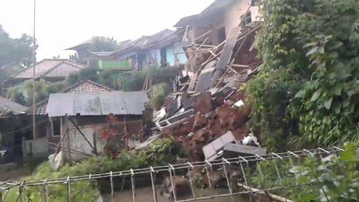 Kobong Masjid di Ciwidey Bandung Ambruk dan Nyaris Menimpa Rumah Warga ...