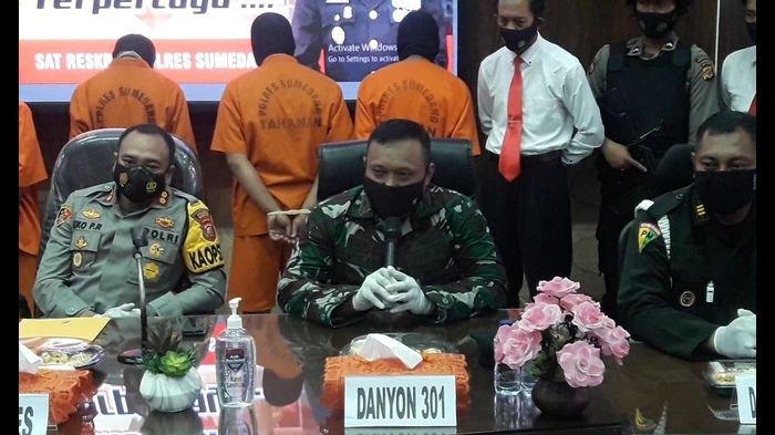 VIDEO-Anak Buahnya Dikeroyok, Begini Kata Komandan Yonif Raider 301/PKS ...