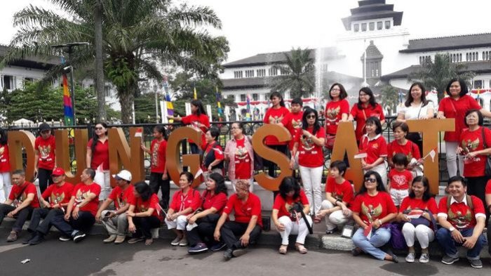 Rayakan HUT RI, Aktivis Gereja Keliling Bandung Pakai Bandros Sambil ...