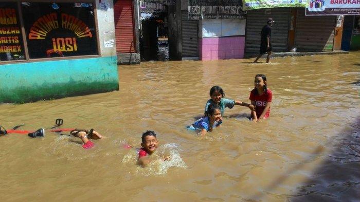 Banjir di Dayeuhkolot Malah Dijadikan Arena Bermain Anak-anak, Kini Sudah 5 Kecamatan Terendam ...