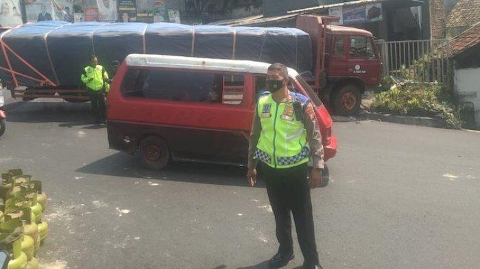 Diduga Alami Rem Blong, Truk Tronton Tak Kuat Nanjak Tabrak Mobil Bermuatan Gas Melon di ...