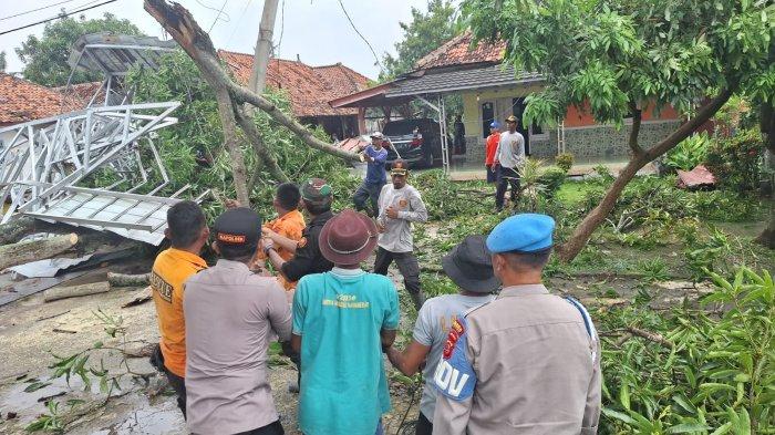 Puluhan Polisi di Subang Gotong Royong Bersihkan Puing Rumah dan Pohon Tumbang akibat Puting ...