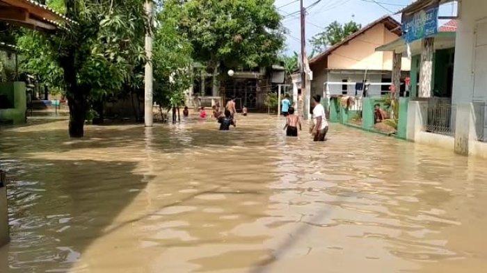 Sungai Ciberes Meluap, Ratusan Rumah di Kecamatan Waled Cirebon ...