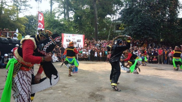 Pertunjukan Kuda Lumping, Suara Pecutannya Bikin Penonton Ngeri dan ...