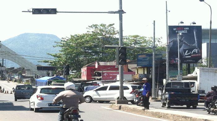 Lampu Rambu-rambu Lalu Lintas Pertigaan Cibeusi Cileunyi Tak Berfungsi ...