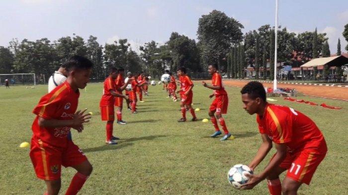 Pemain Timnas Pelajar U-15 Kemenpora RI Latihan di Pusdikjas Cimahi ...