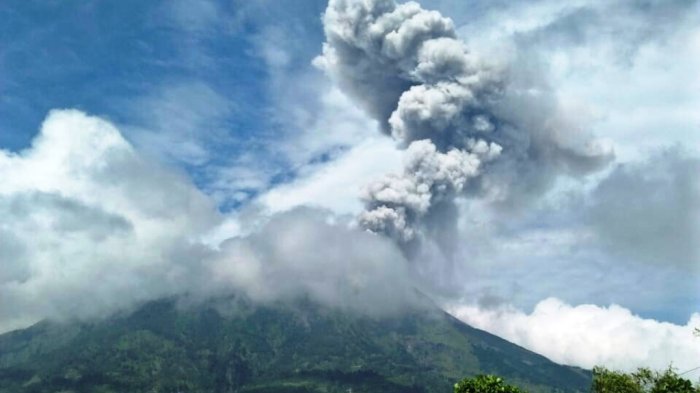 Gunung Merapi Meletus, Ini Sejarah Gunung Api Paling Aktif di Indonesia ...