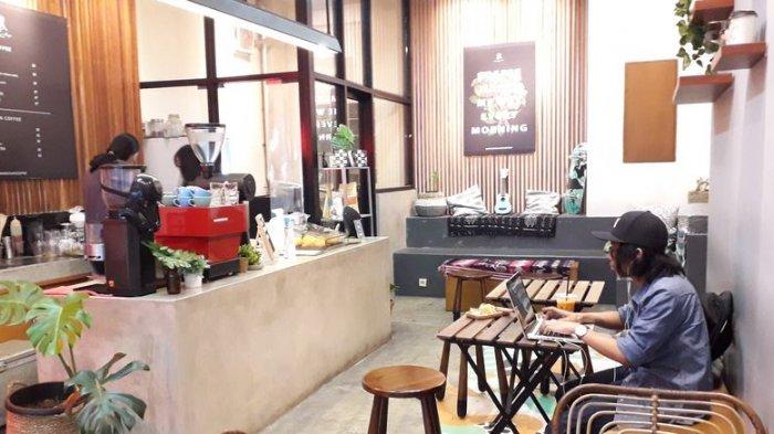 Makmur Jaya Coffee, Garasi Mobil yang Disulap Jadi Kedai Kopi ...