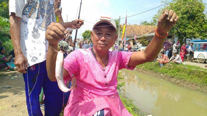 Sambil Memakai Daster, Pria di Mundak Jaya Indramayu Rayakan HUT RI ...