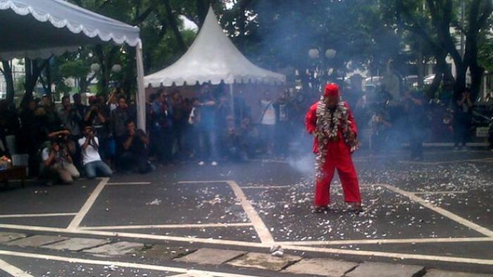 Wah . . . Ada Manusia Petasan di Balai Kota Bandung - Tribunjabar.id