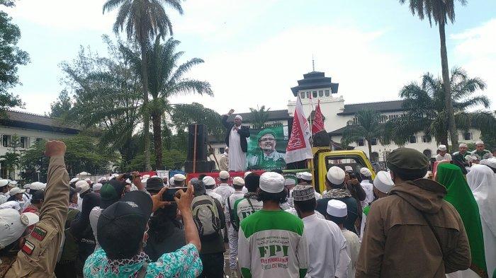 Massa Rapat Akbar di Depan Gedung Sate, Siap Berangkat ke Jakarta ...