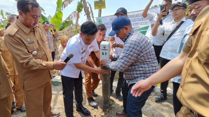 KLHK Pasang Patok Batas Permukiman dan Hutan Lindung di Desa Cengal Majalengka - Tribunjabar.id