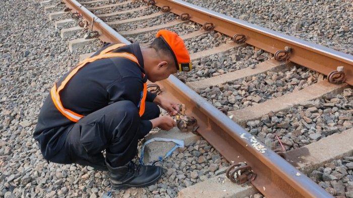 Anak-Anak Buat Sajam di Rel Kereta Api Saat Ngabuburit, Langsung ...