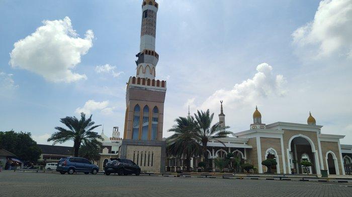 Satu Menara Masjid Islamic Center Indramayu Roboh, Satu Menara Lagi ...