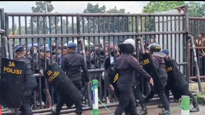 Kelakukan Oknum Bobotoh Kotori Kemenangan Persib, Coba Robohkan Gerbang ...