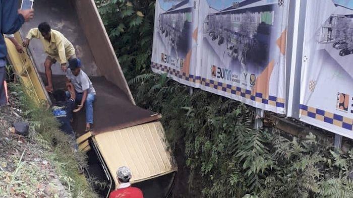 Truk Bermuatan Pasir Terperosok, Sopir Sempat Terjepit, Untung Bisa Diselamatkan - Tribunjabar.id