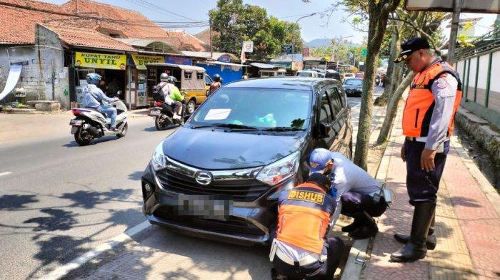 Parkir Liar di Cimahi 20 Mobil Digembok Petugas Gabungan, Pemiliknya ...