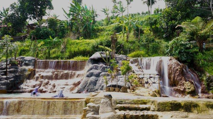 Mengintip Indahnya Curug Cipanas Nagrak, Pemandian Air Panas di Tengah ...