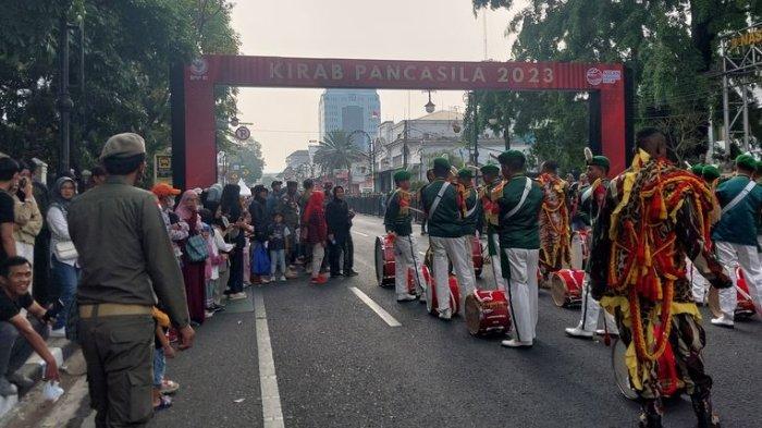 Warga Antusias Saksikan Kirab Pancasila di Asia Afrika Bandung, Takjub dengan Kostum dan ...