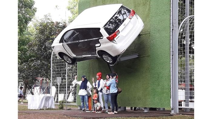 Wow! Mobil Miring Jadi Spot Foto Terfavorit di Taman Lalu Lintas - Ini ...