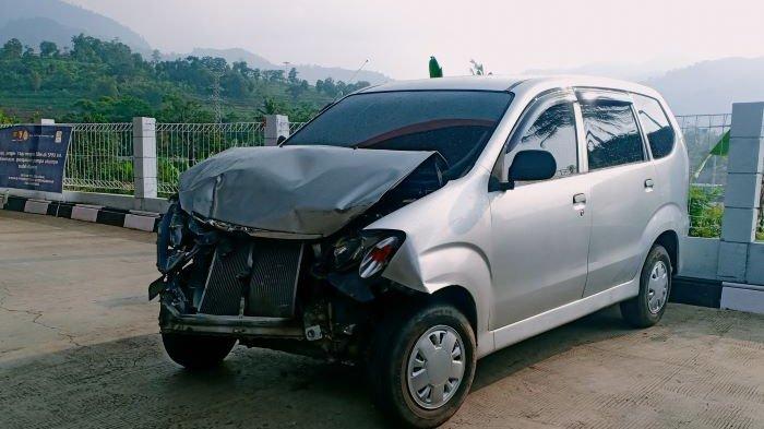 Viral Mobil Seruduk Angkot dan Mobil Tahu Bulat di SPBU Cimaung, Ini ...
