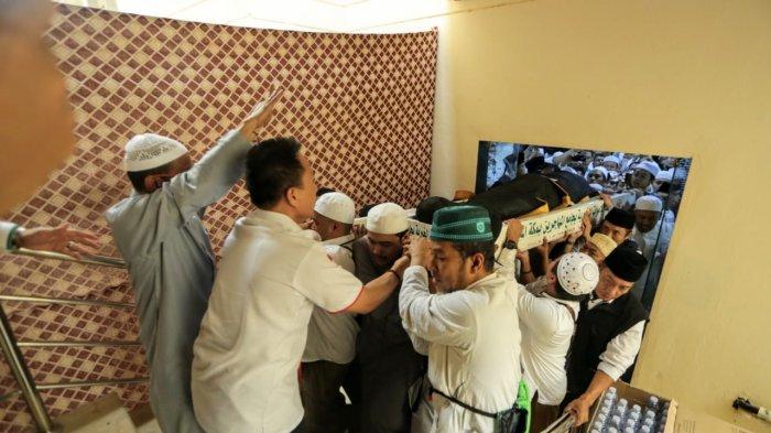 KH Maimun Zubair alias Mbah Mun Meninggal, Menantu Habib Rizieq Ikut ...