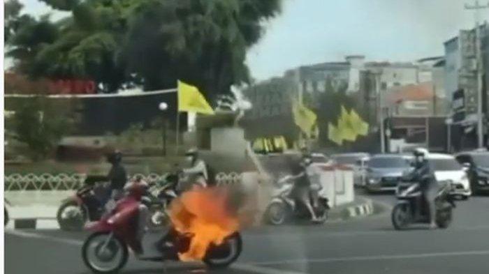 Api Cepat Membesar dari Sepeda Motor yang Terbakar, Diduga Akibat ...