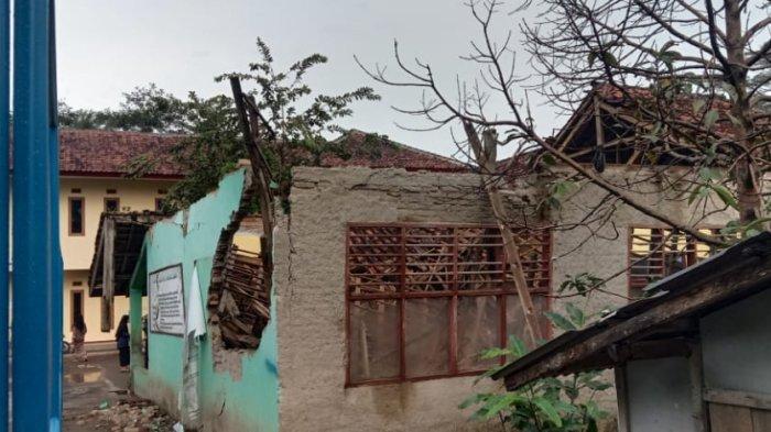 Bangunan Sekolah di Bandung Barat Roboh Setelah Diterjang Hujan Deras dan Angin Kencang ...