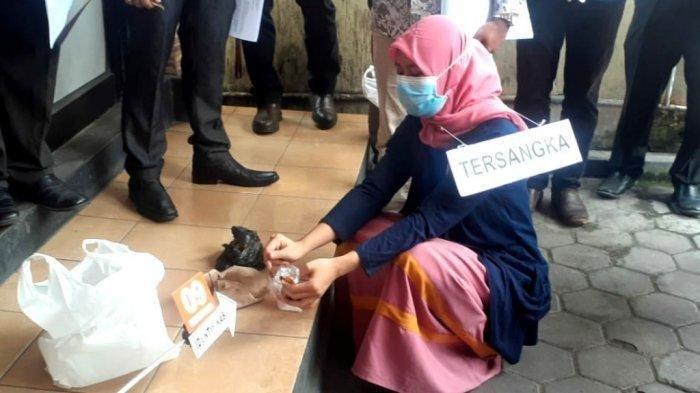 Lanjutan Kasus Sate Bersianida, Penampilan Nani Apriliani Saat Ikuti ...