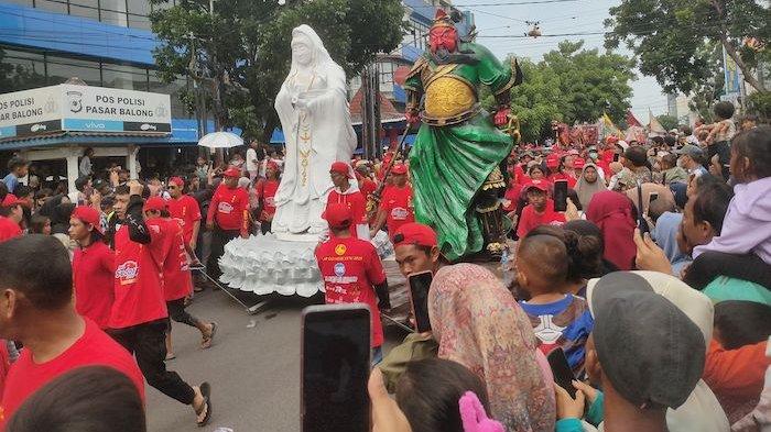 Ogoh-Ogoh Raksasa Kwan Kong dan Kwan Im Bikin Heboh Cap Go Meh Cirebon ...