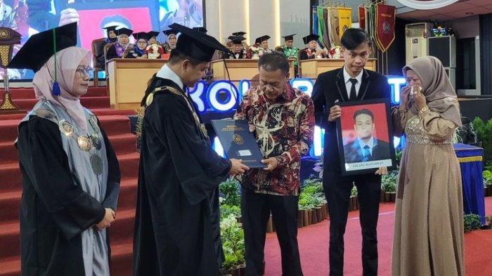 Momen Haru Penjual Ayam Asal Pangandaran Wakili Terima Ijazah Anaknya yang Meninggal Jelang ...