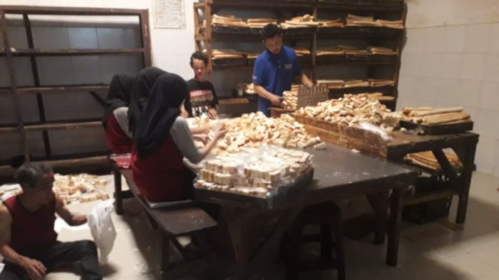 Lebih Dekat dengan Pabrik Roti Sawargi, Roti Produksi Rumahan di Gang ...