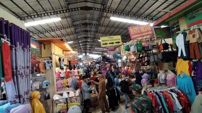 Hari Terakhir PSBB, Mal hingga Pasar Palabuhanratu Diserbu Warga ...
