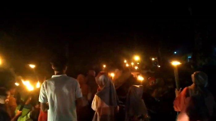 Atraksi Sembur Api Warnai Pawai Obor Sambut Tahun Baru Islam di Desa ...