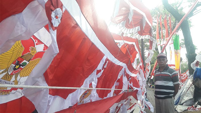 Kisah Surayana Si Penjual Bendera, Dagangannya Pernah Dipotong Petugas ...