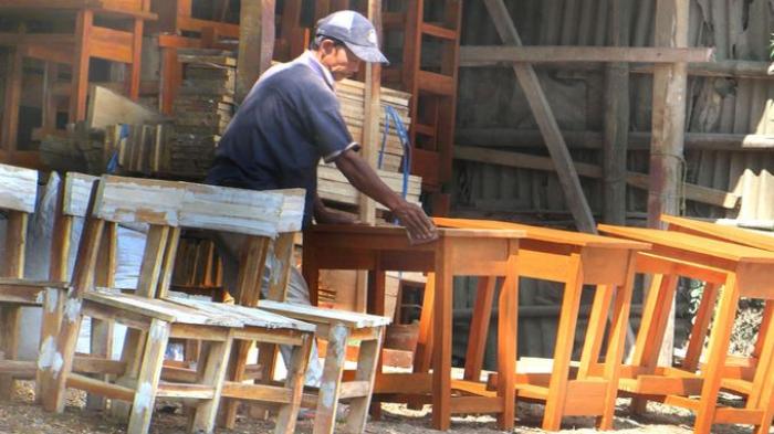 BREAKING NEWS FOTO: Pembuat Kursi dan Meja Belajar Kebanjiran Pesanan ...