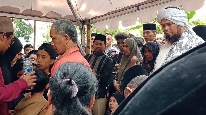 ''Wox Sabar,'' Isak Tangis Warnai Pemakaman Putra Eks Drummer Matta ...