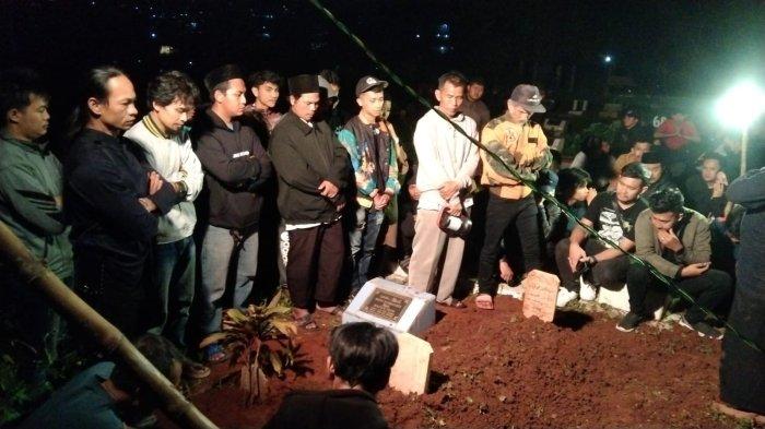 Kecelakaan Maut di Sumedang, Pelajar Salip Truk Boks dari Kiri tapi ... Kecelakaan Maut di Sumedang, Pelajar Salip Truk Boks dari Kiri tapi ...