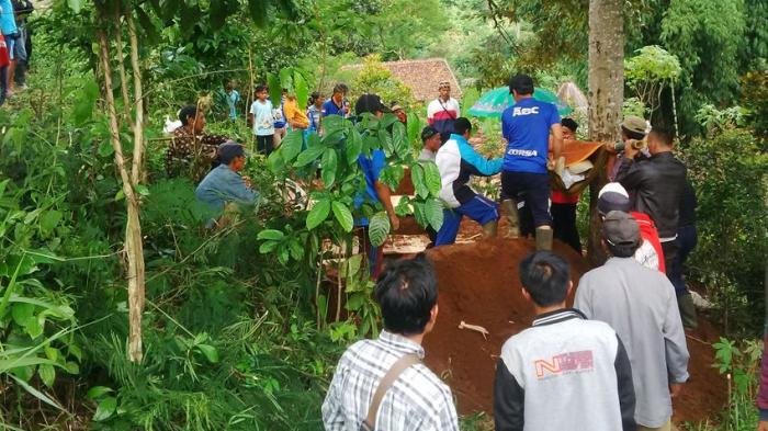 BREAKING NEWS: Suami Istri Tewas Tertimbun Longsor Diantarkan ke Pemakaman dengan Tandu Darurat ...