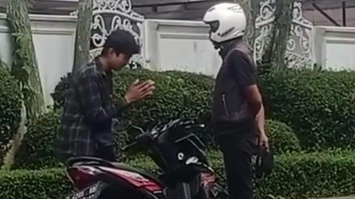 VIRAL Pengendara Motor Kejang-kejang usai Dihajar Pemotor Lain di ...