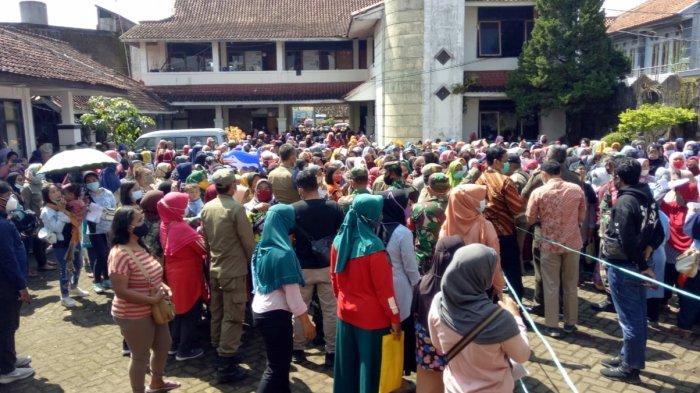 Bikin Kerumunan Saat Pandemi Covid-19, Bank Plat Merah di Sumedang ...