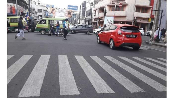 Ini Sungguh Terjadi di Indonesia, Penyeberang di Zebra Cross Bukan ...